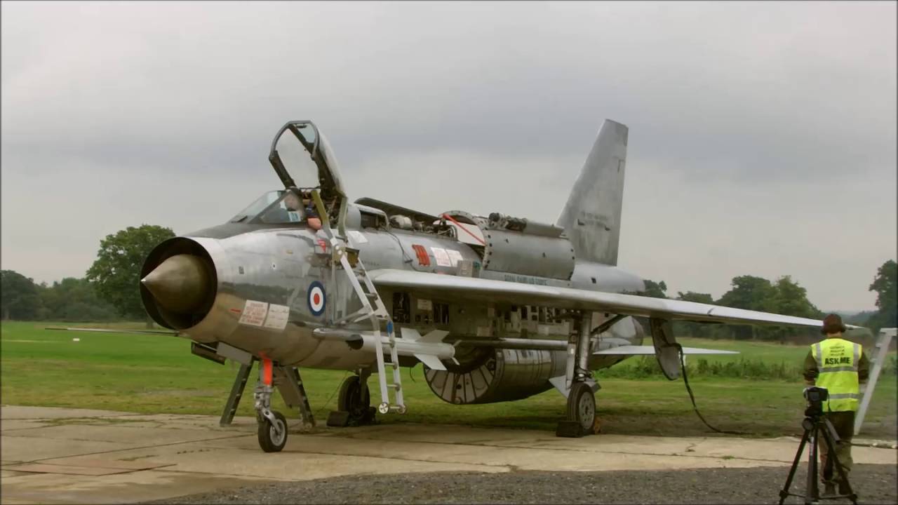 English Electric Lightning 53-671 first ground runs - YouTube