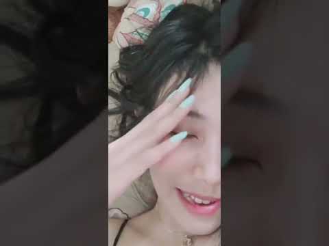 melon comel tante cantik tiduran sambil senyum manis manja