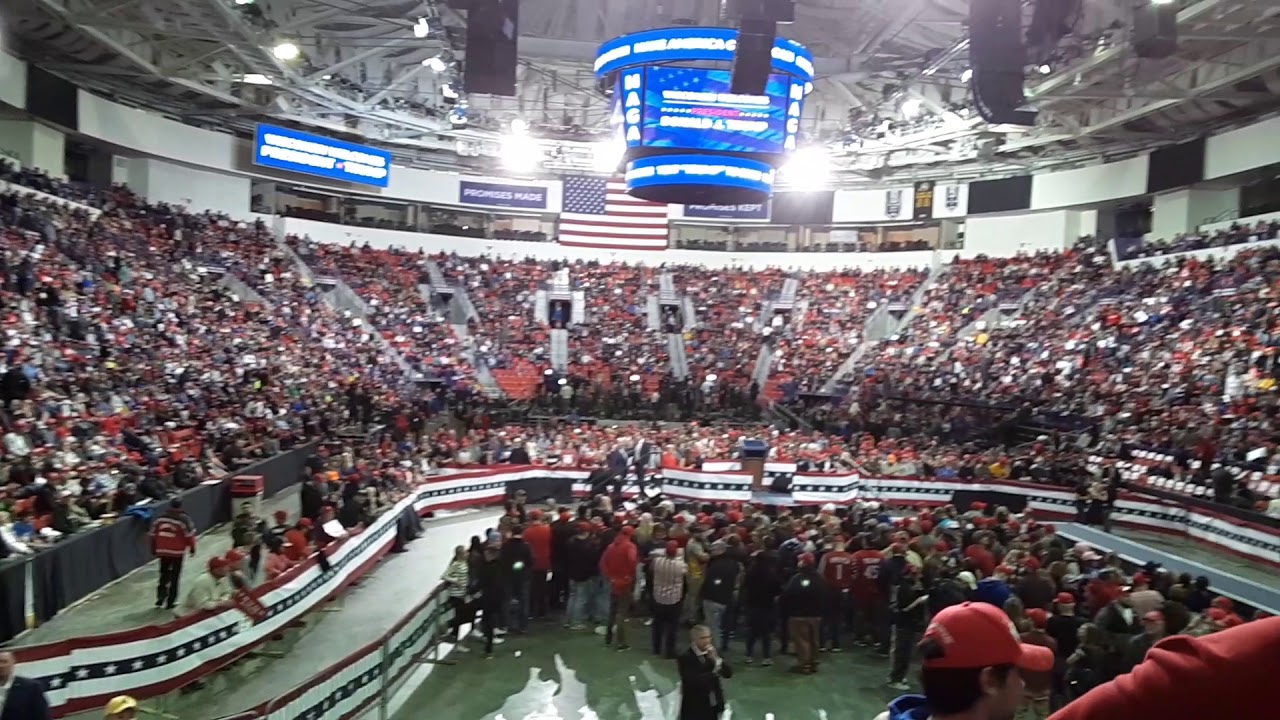 Crowd size at Donald Trump rally in Green Bay - YouTube