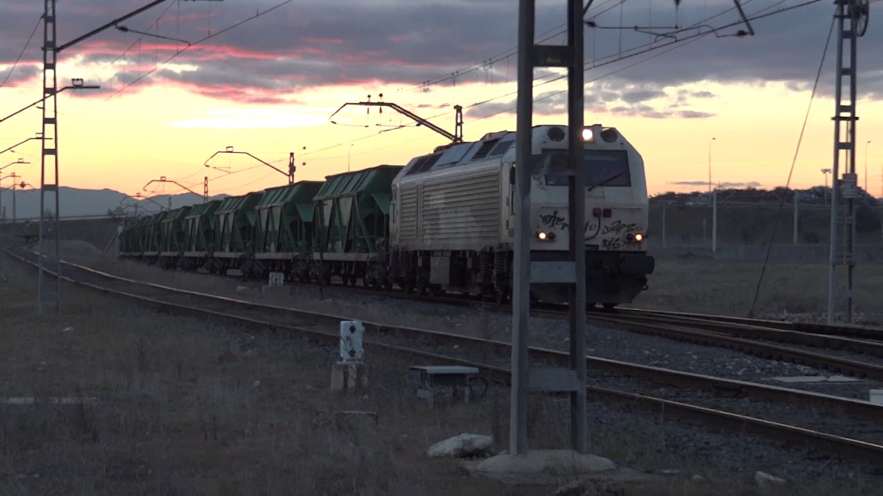 Renfe 333-361+carbonero y AVE S100 Madrid-Sevilla cuzandose en La Nava ...