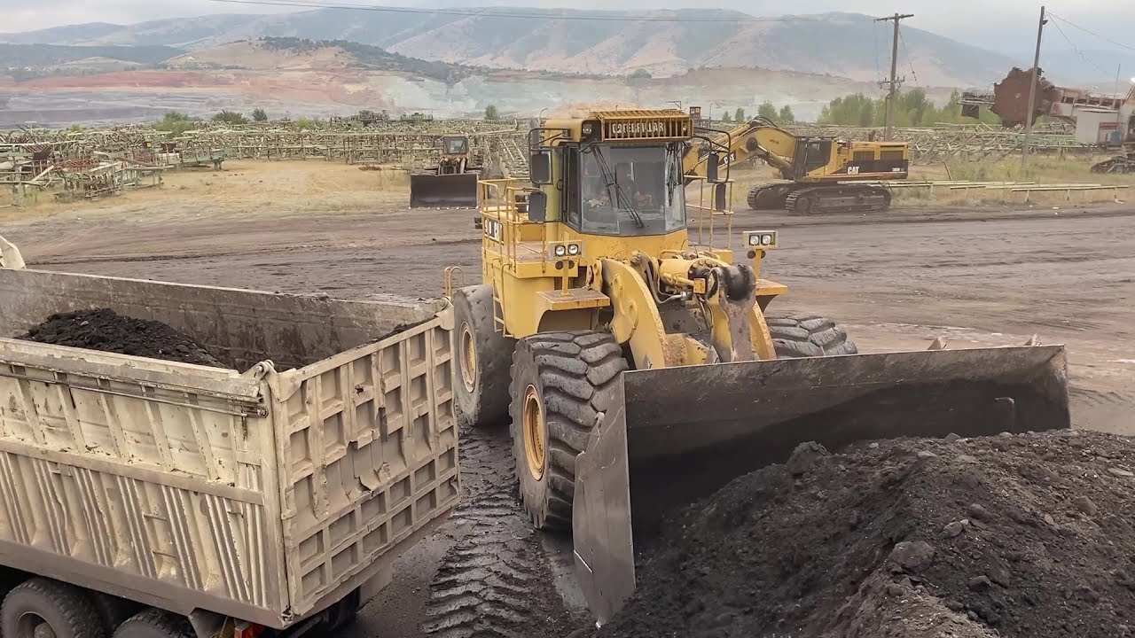 Caterpillar 990 Wheel Loaders Loading Trucks With Two Passes - Ektor ...