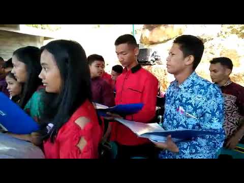 Paduan suara SMA RK PAKKAT"Terpujilah Tuhan Raja Semesta Alam" - YouTube