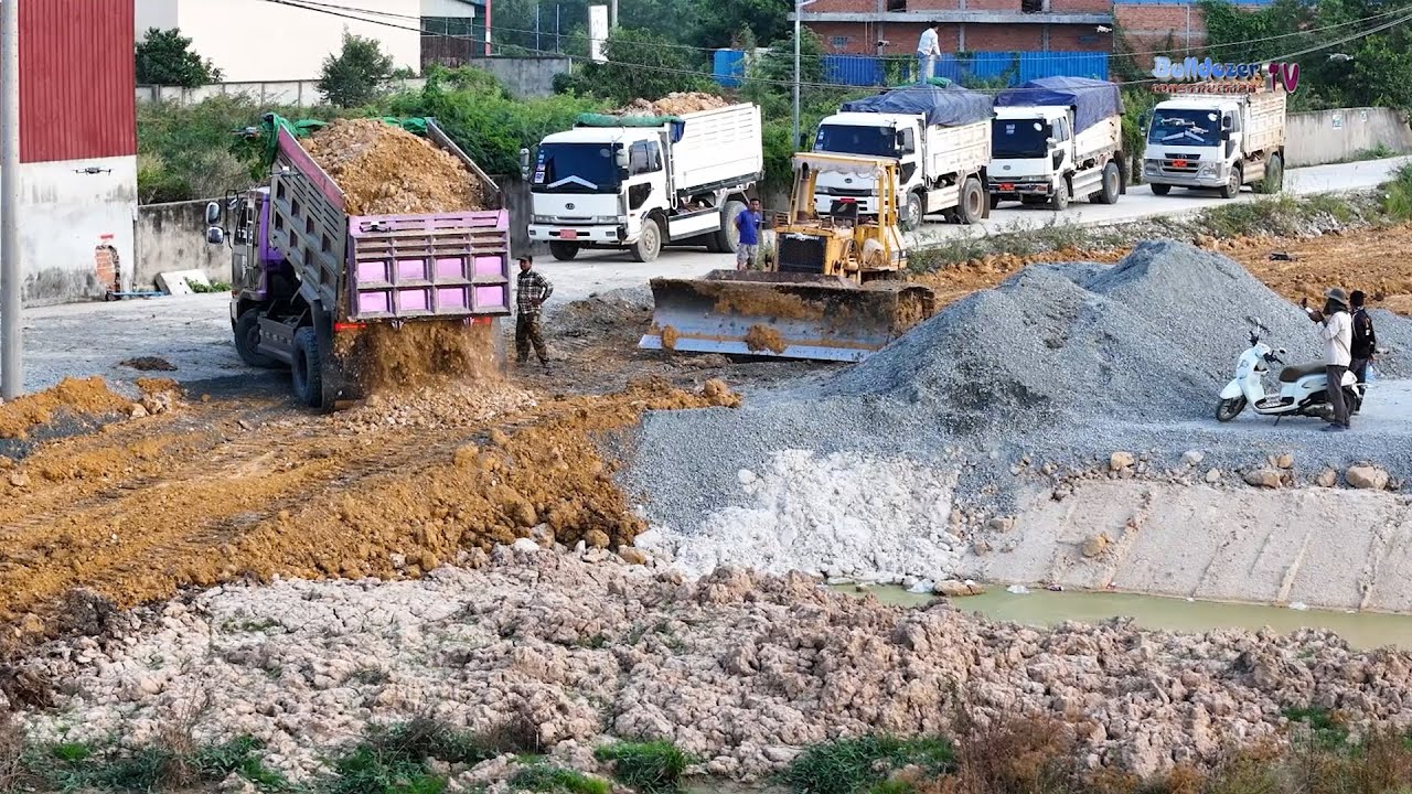 INCREDIBLE Actions, Smart Bulldozer Driver With Dump Trucks Process ...