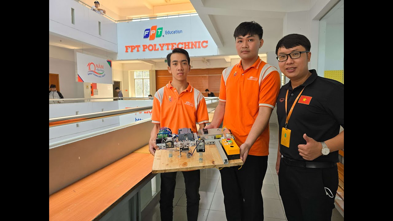 SV Tự động hóa FPT Polytechnic TP HCM ráo riết chuẩn bị assignment để giành tấm vé ra trường ...