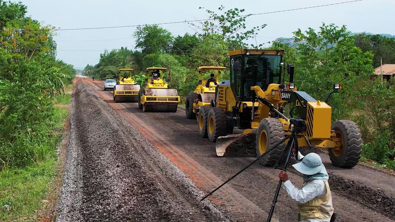 Excellent Gravel Spreading Technology with Fantastic Road Machinery for ...