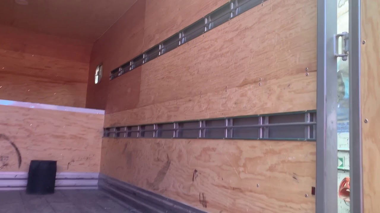 Instalación de rieles logísticos en caja seca con copete Fabricación ...
