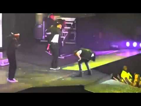 Justin bieber vomita sul palco! Justin Bieber Throwing Up On Stage At ...