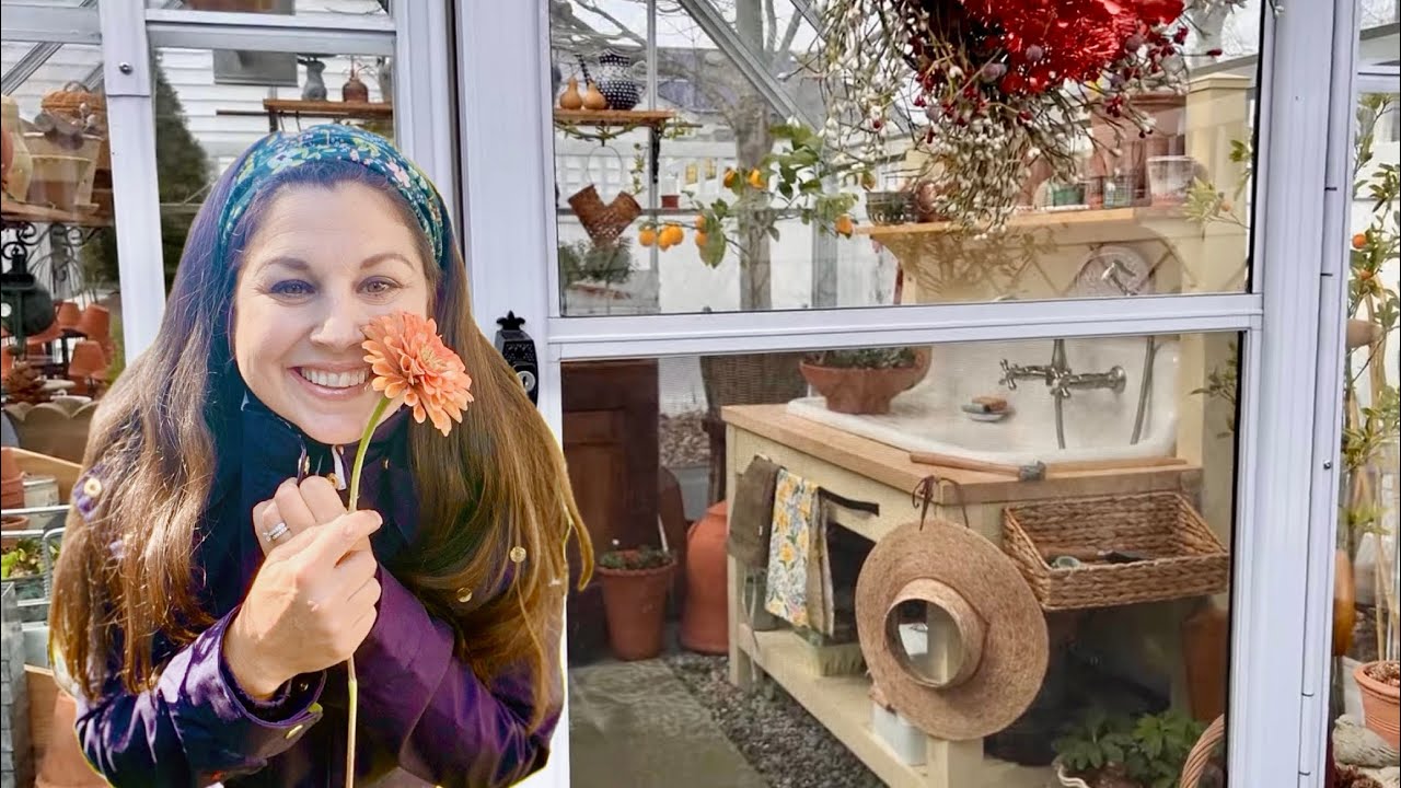 Inside Greenhouse Quick Tour / How’s it Growing? - YouTube