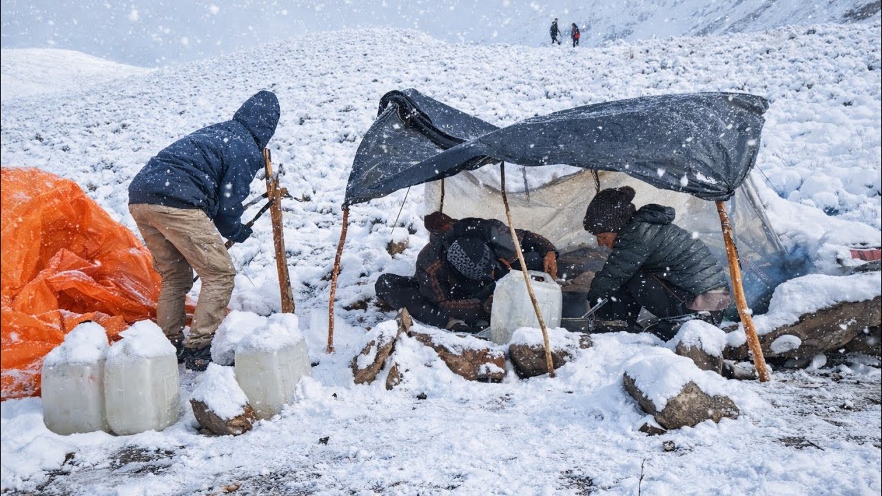 This Is Living Naturally In A Freezing Mountain Village|| Snowfall ...