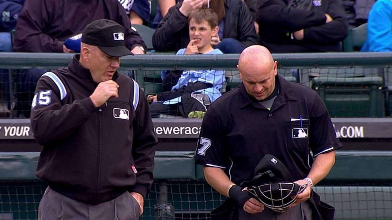 KC@SEA: Barry leaves game after being hit in hand - YouTube