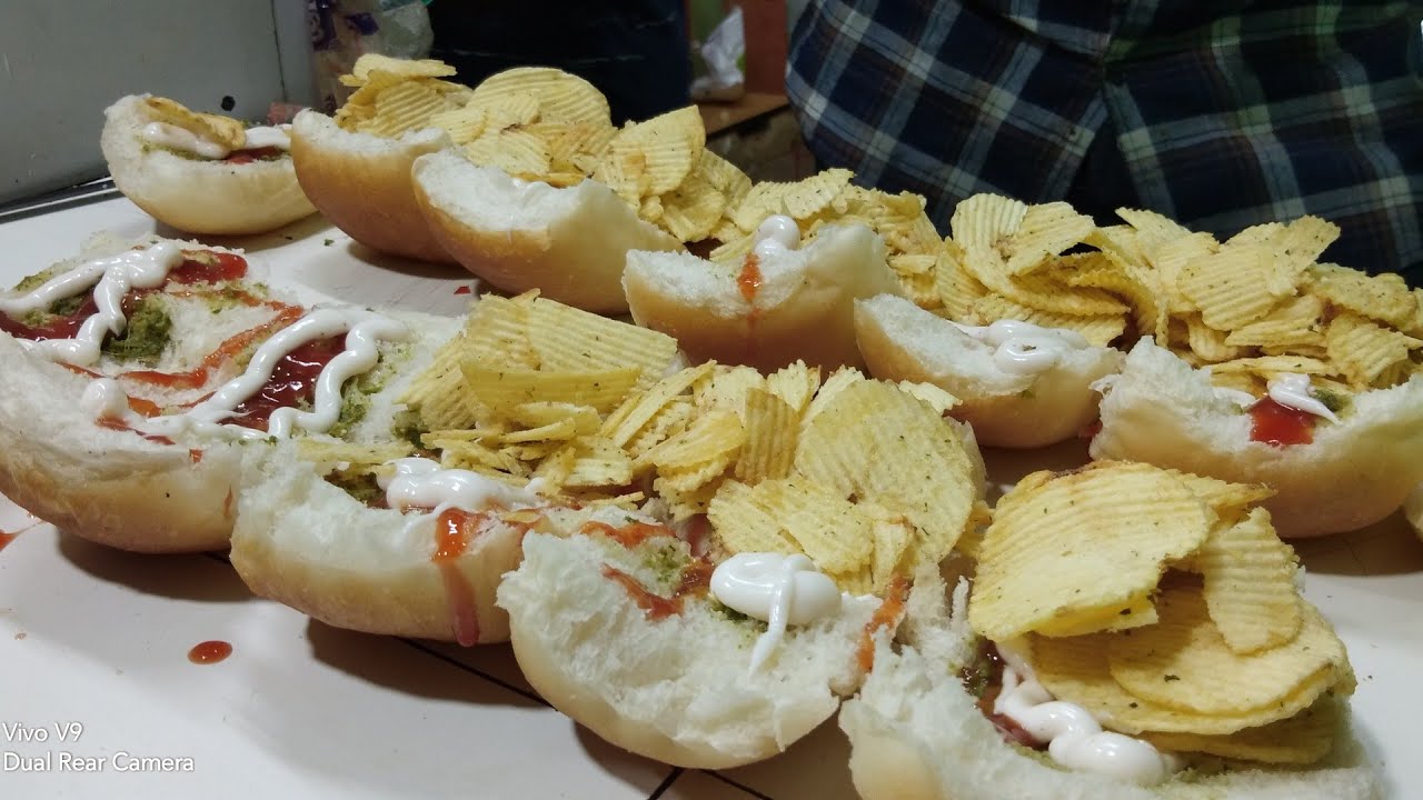 Mumbai Waffer Pav making super fast at food dudes - YouTube