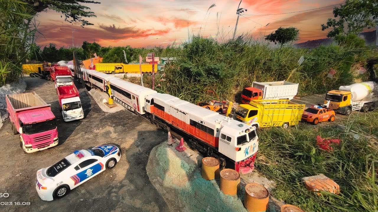 Trabas Lewat Jembatan Kereta Api Lokomotif CC206 Gerbong Panjang ...