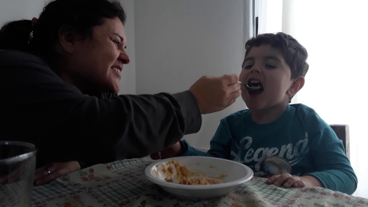 Tomando sopa con mami - YouTube