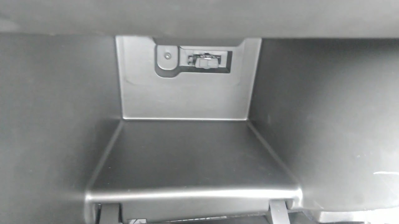 Onde fica o conector de diagnose / porta OBD do Renault Kwid? - YouTube