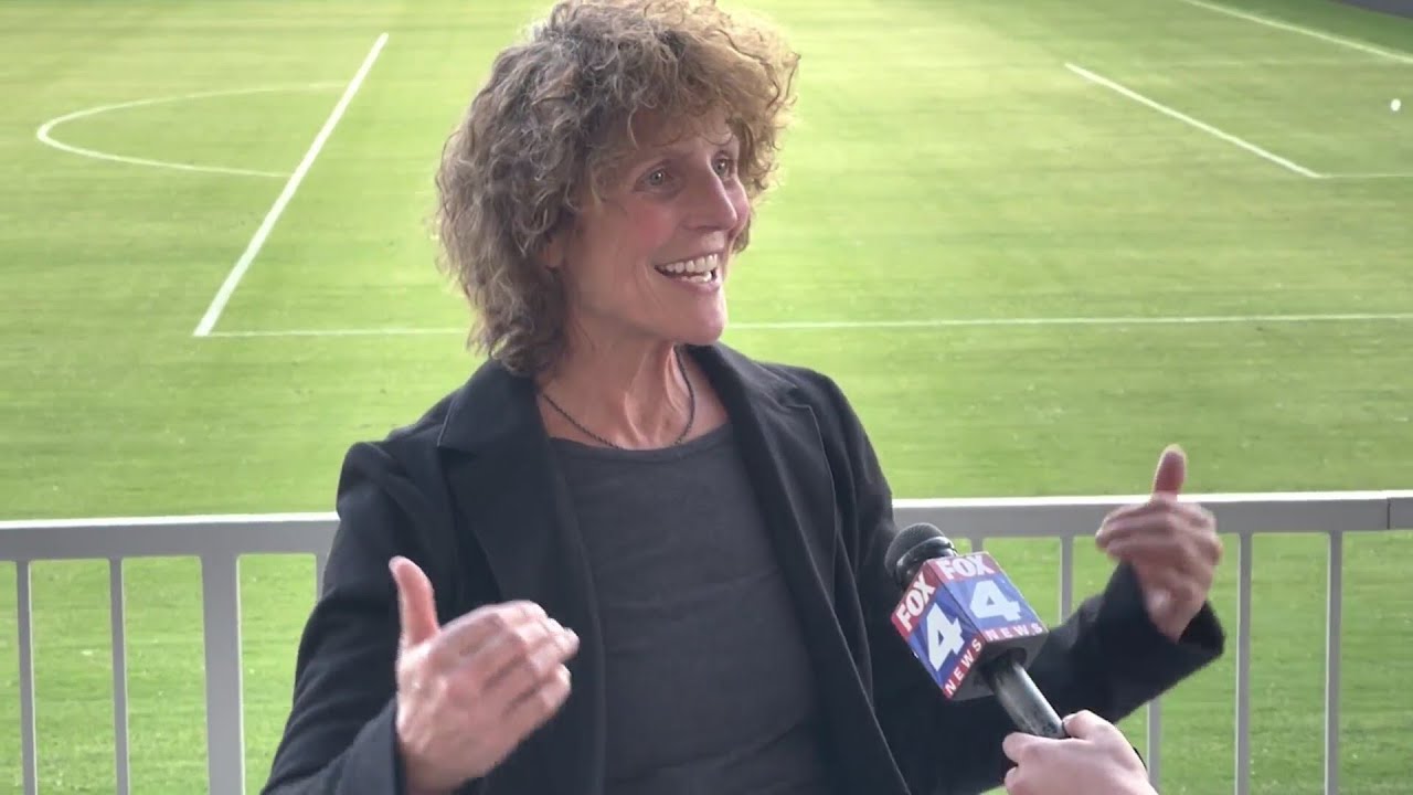 Soccer legend Michelle Akers in KC - YouTube