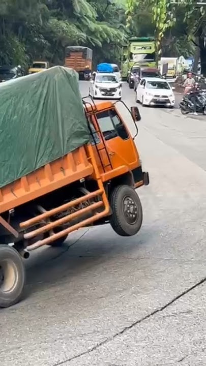 Benar Benar Sopir Mental Baja #trucksumbar32 - YouTube