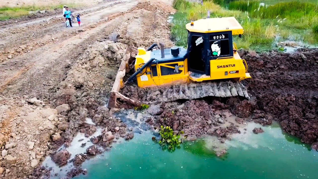 Recovery Stuck Bulldozer From Mud By Another Bulldozer On Water - YouTube