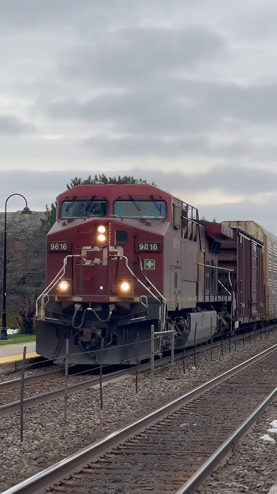 CP 9816 rolls CPKC 149 past Lake Forest - YouTube