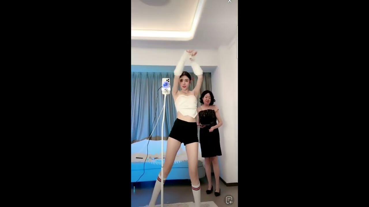 高挑新疆妹子能歌善舞，多才多艺。 Youtube
