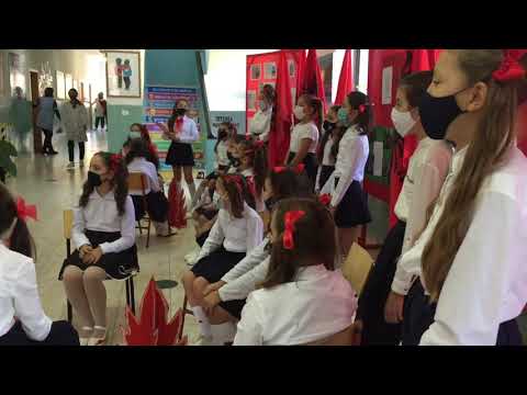 Kenge patriotike,kenduar nga kori i shkolles me rastin e Clirimit te Fierit.