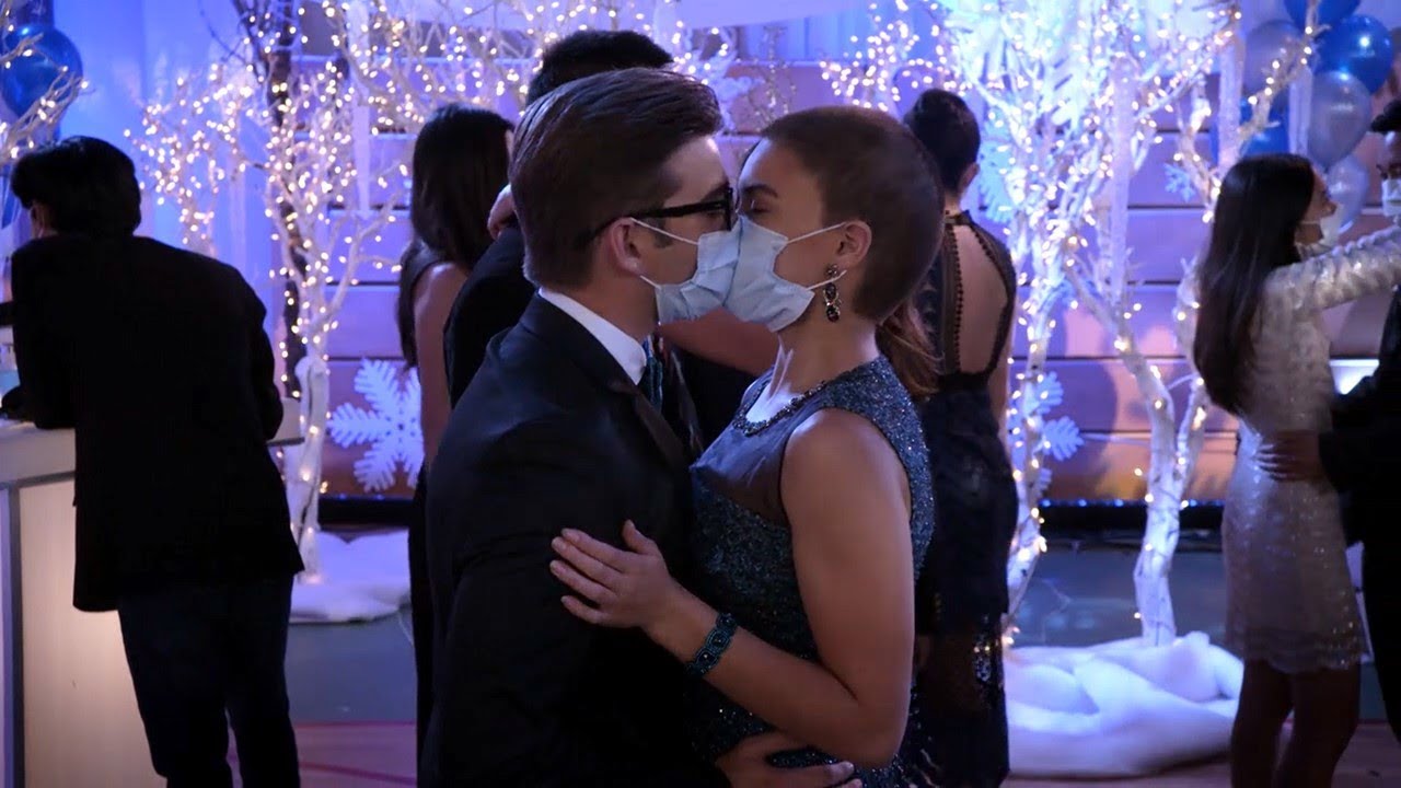 Alexa And Katie The Kiss Of Alexa And Dylan Youtube