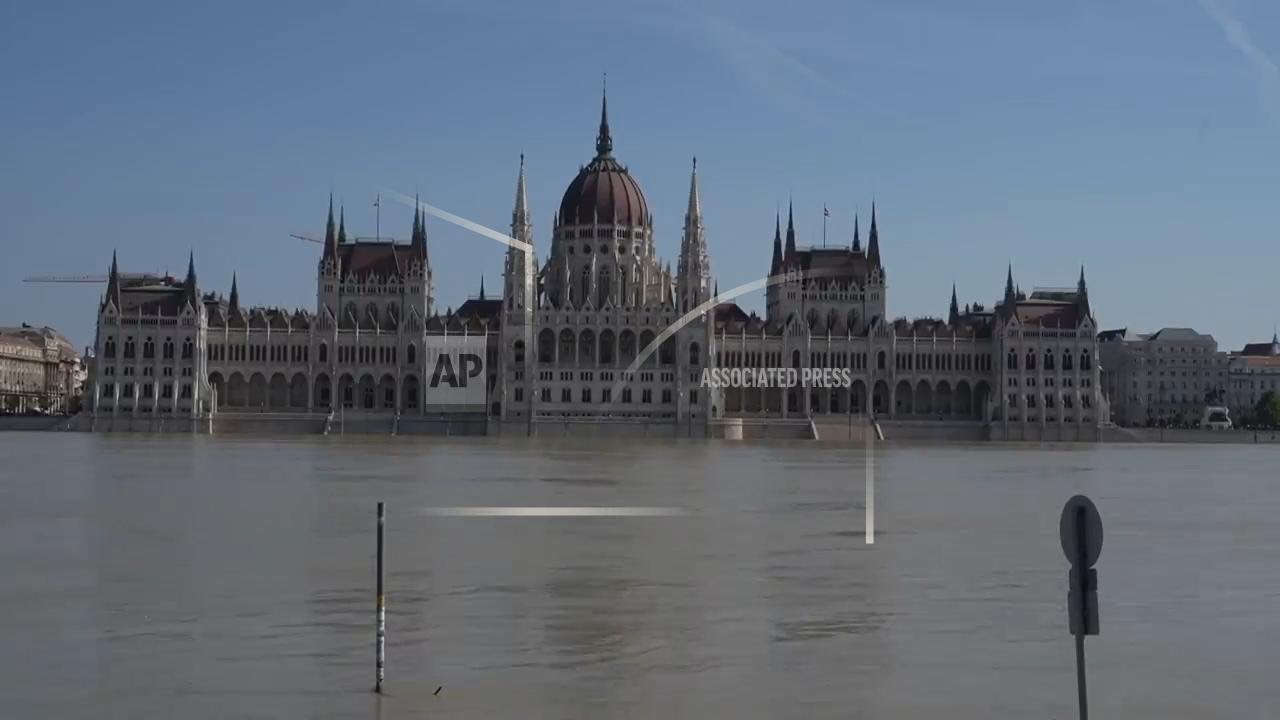 High water levels on the Danube River in front of Hungary's parliament ...