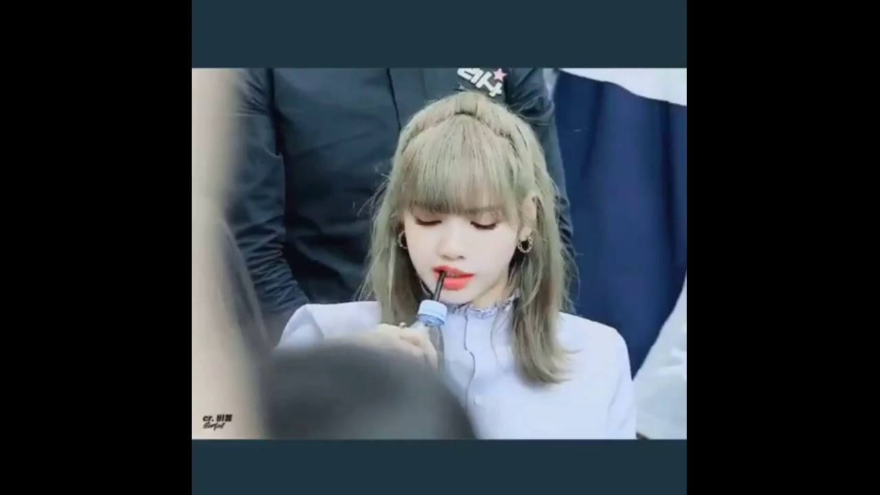 How Lisa treat her fans😱😳 - YouTube