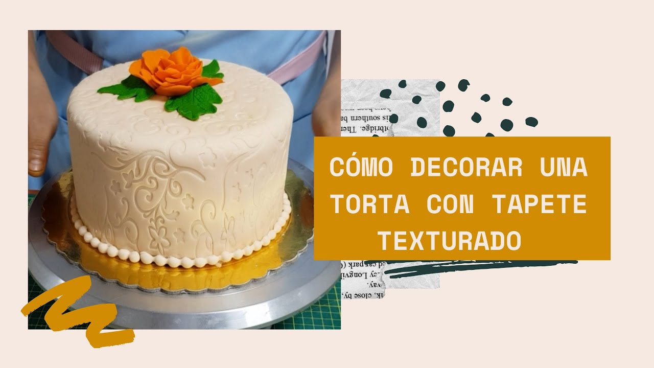 Cómo decorar una torta con fondant redonda con tapete texturizado - YouTube