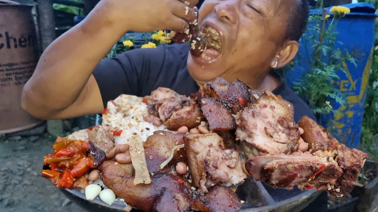 Let's enjoy eating most oily pig head skin ||@khipsvlog3739... - YouTube