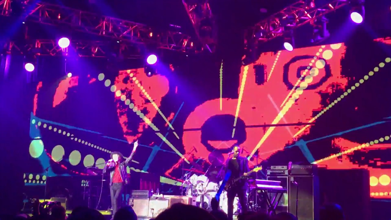 Beck- Dreams live KROQ Almost Acoustic Christmas 2016 - YouTube