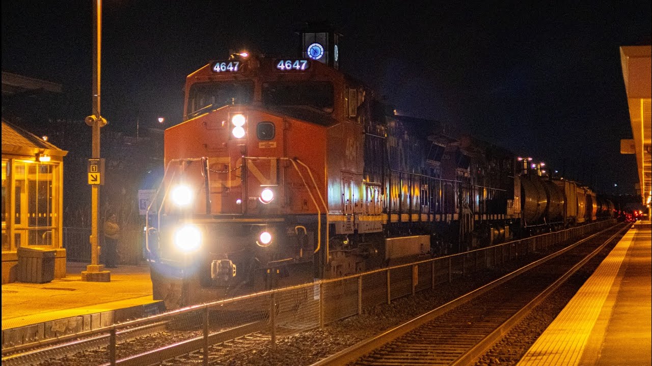 [BCOL 4647 Lead!] CN Train L533 Westbound at Mount Pleasant GO Station - YouTube