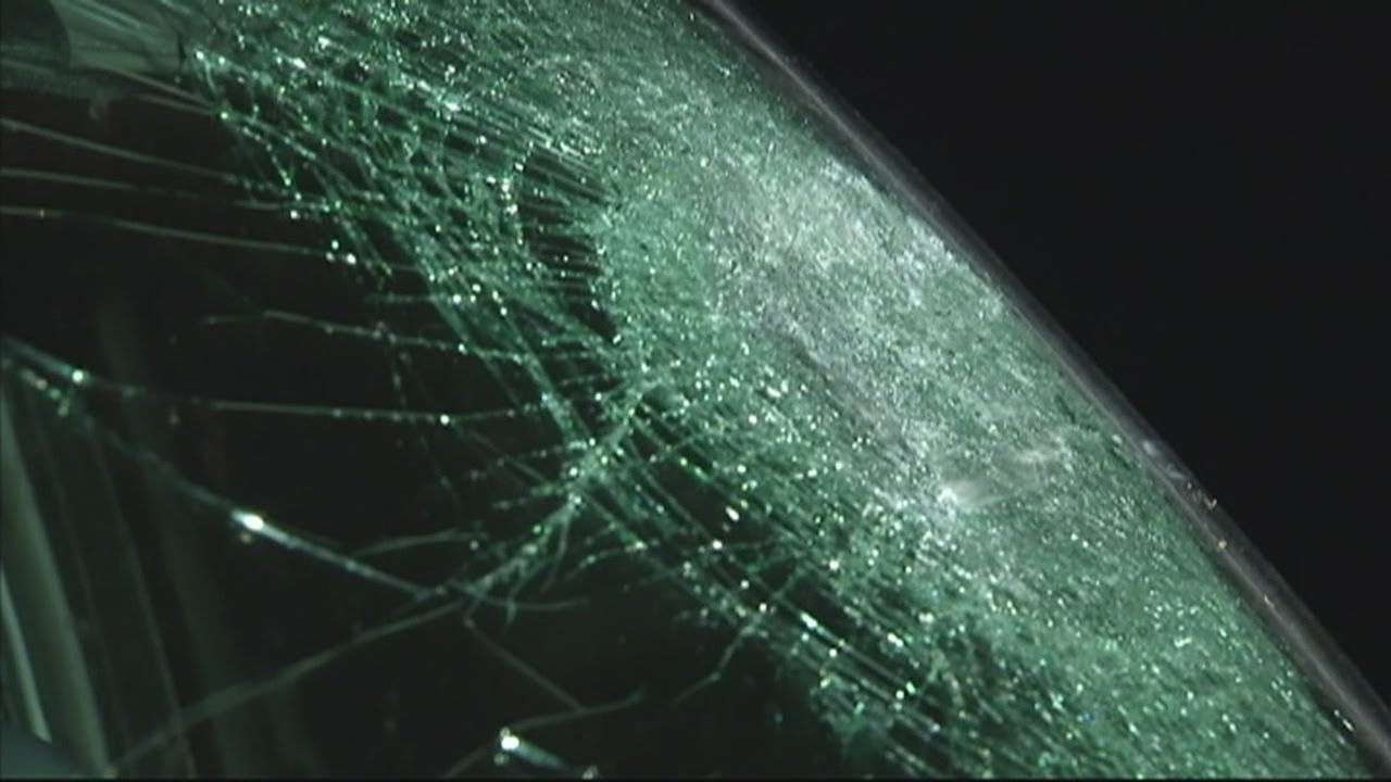 Rocks fall on cars, smash windshields - YouTube