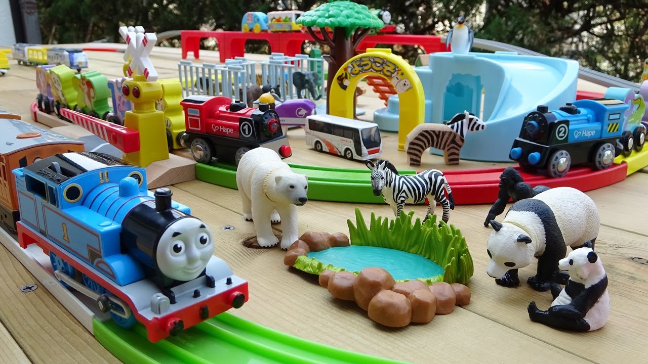 Thomas the Tank Engine ☆ Play with the Plarail Asahiyama Zoo Train and ...
