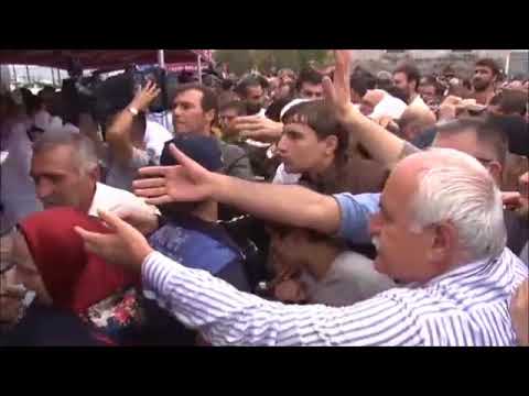 EMİNÖNÜ'NDE BAKLAVA İZDİHAMI ÇIKARAN İNSANLAR #shorts