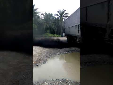 Truk batuk keluarkan asap hitam