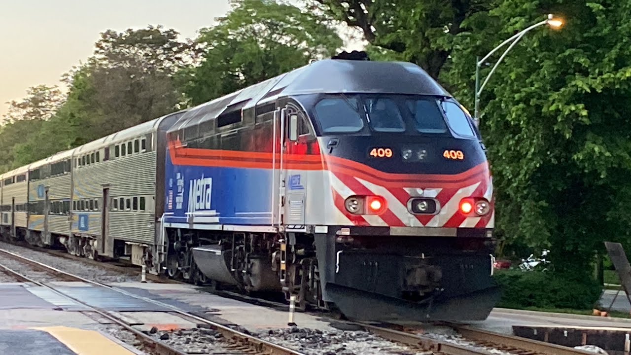 Metra MP36PH-3C #409 pushes an inbound train through 107th street ...