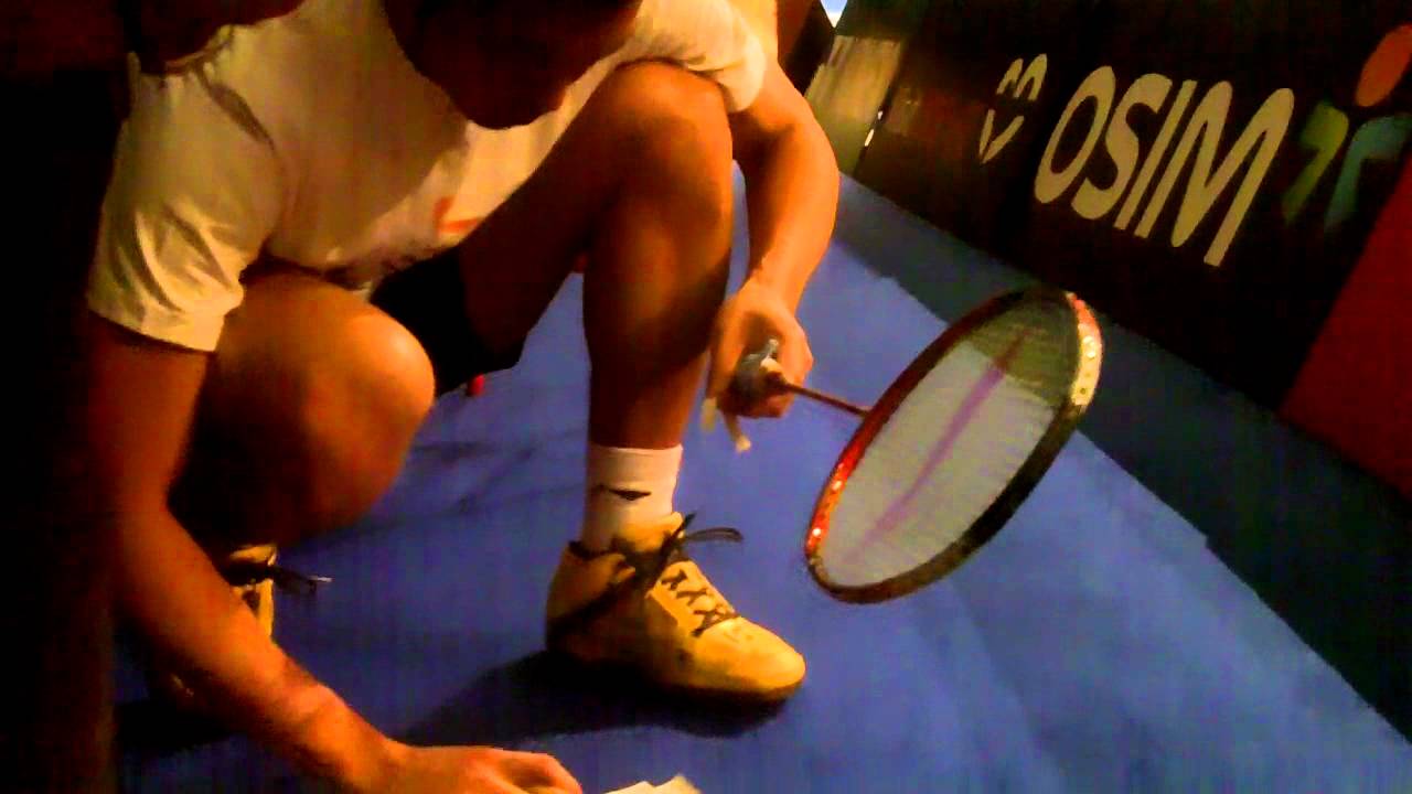 Lin Dan signing his autograph on poster - YouTube