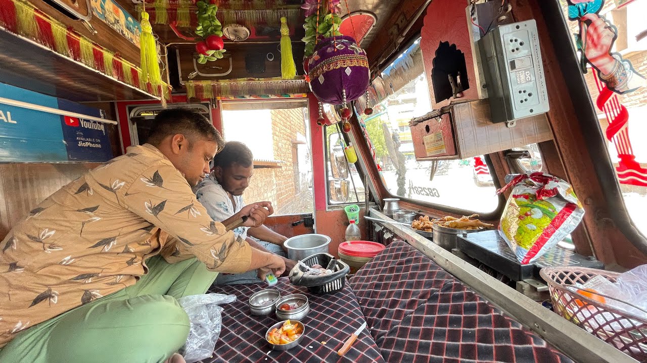 TRUCK DRIVER DILSHAD KHAN AND PRADEEP SINGH COOKING ALOO KE PAKODE ...