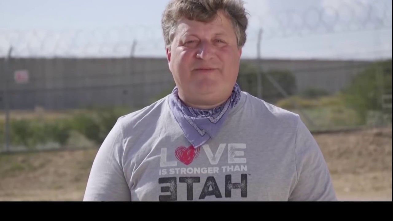 Jeff Parness at Gaza wall: "I Am A Jew. And I Care About You." - YouTube