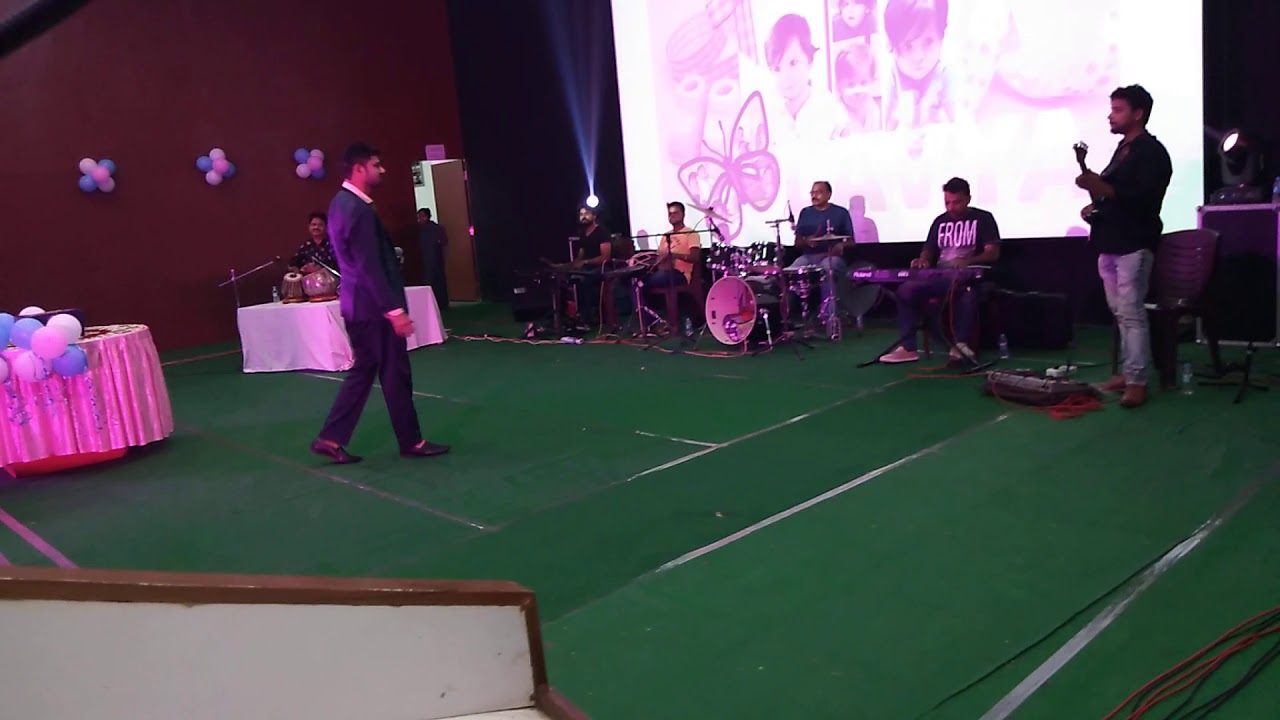 singing live show - YouTube