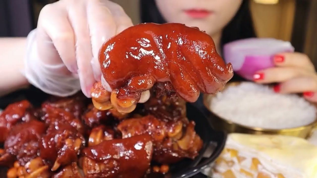 Chinese Food Mukbang Eating Show |Braised pork knuckle with soybeans ...