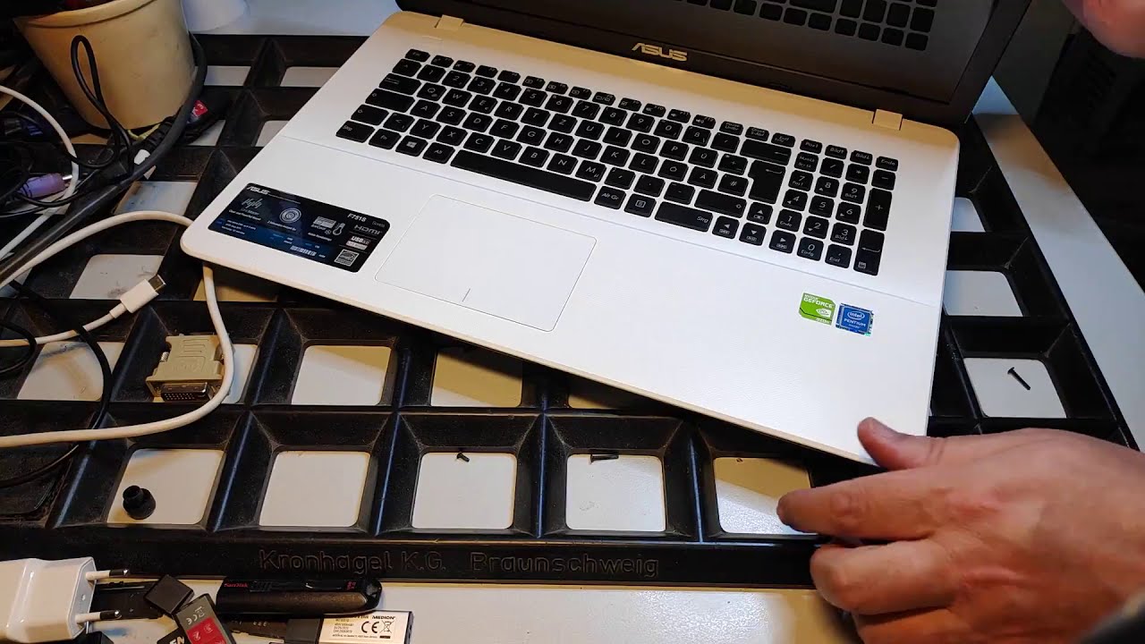 ASUS F751 öffnen Akkutausch Disassemby Accu exchange 1/4 - YouTube