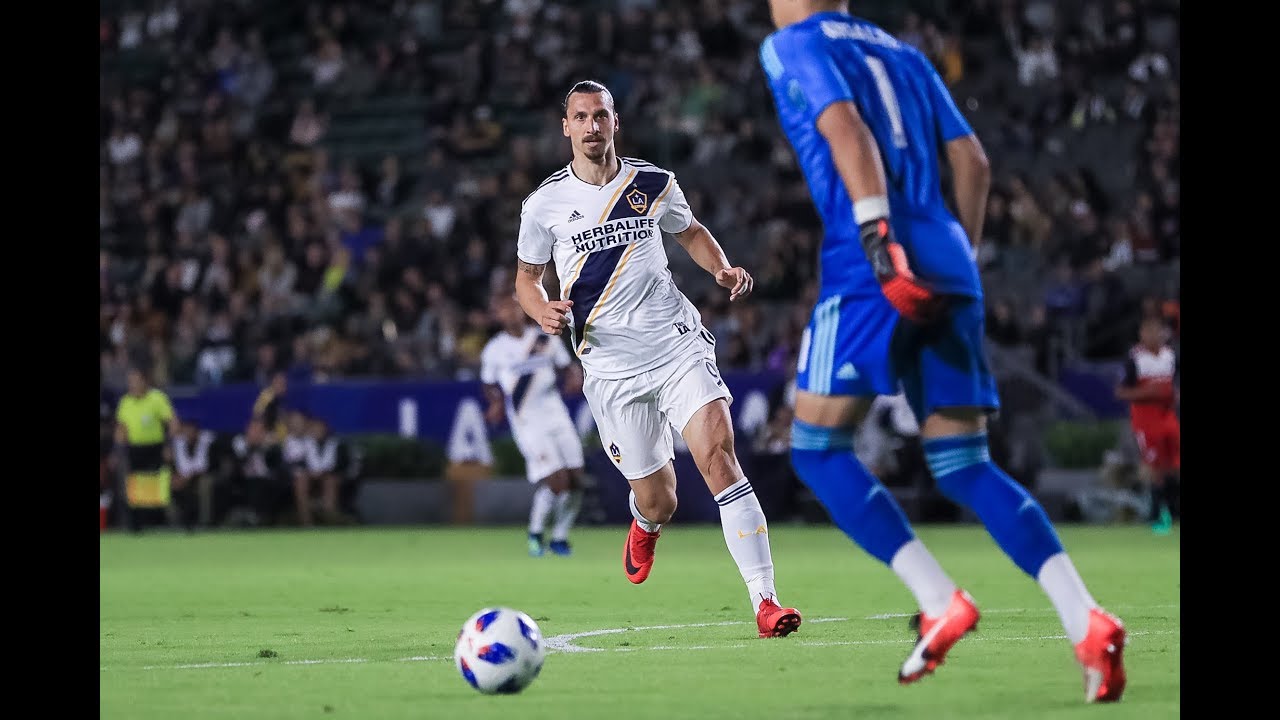 SHOT! Zlatan Ibrahimovic almost pulls one back with a header - YouTube