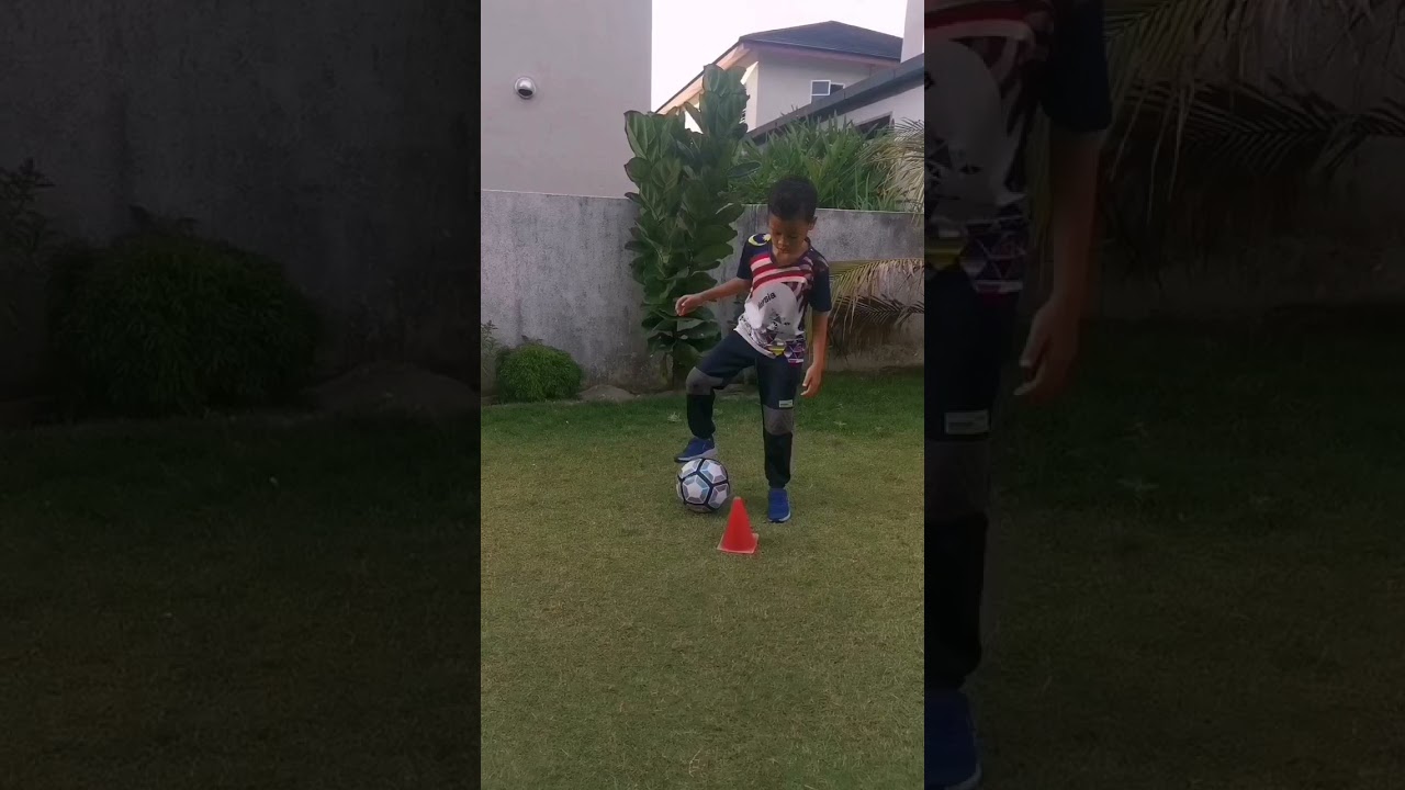 Easy football skill practise for kids - YouTube
