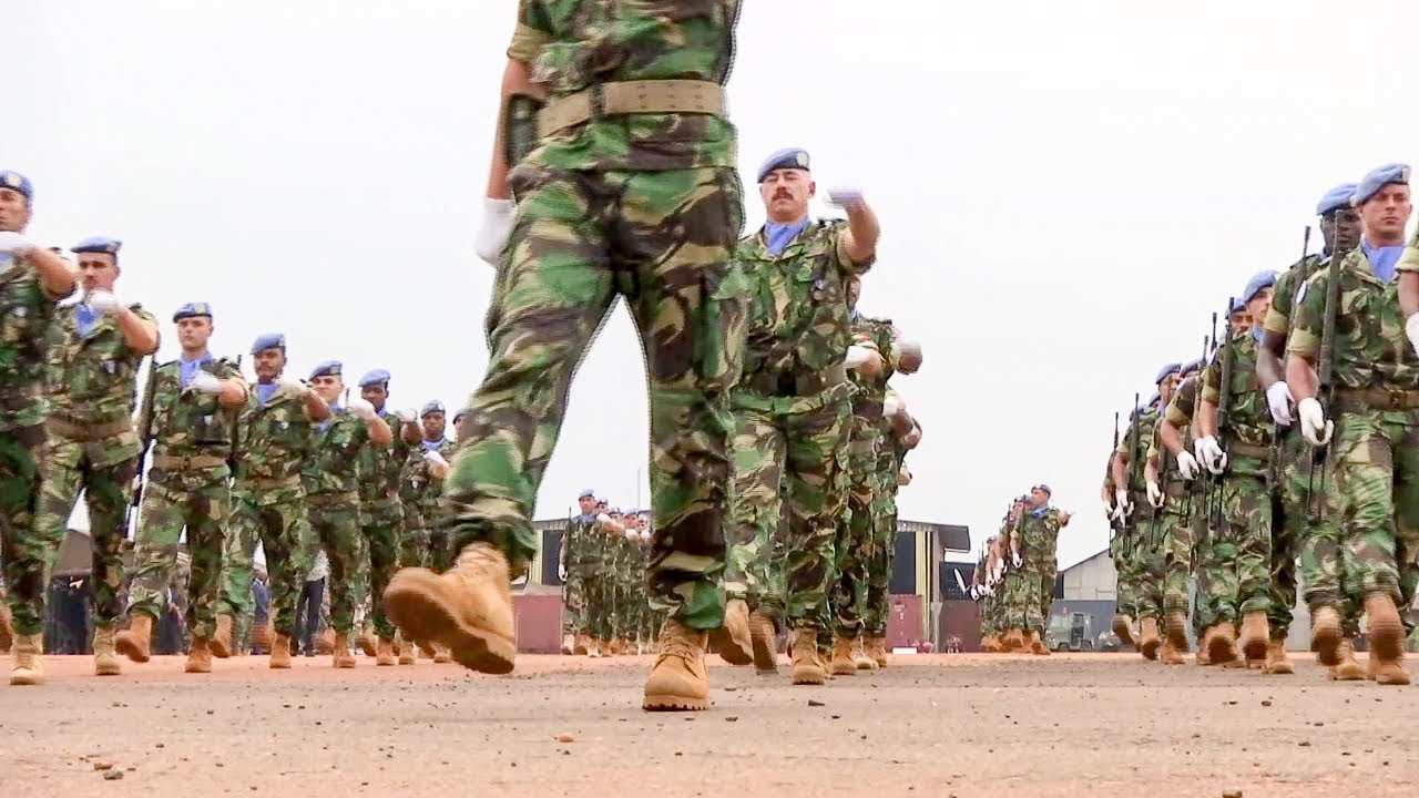 Remise de médailles au contingent portugais - YouTube