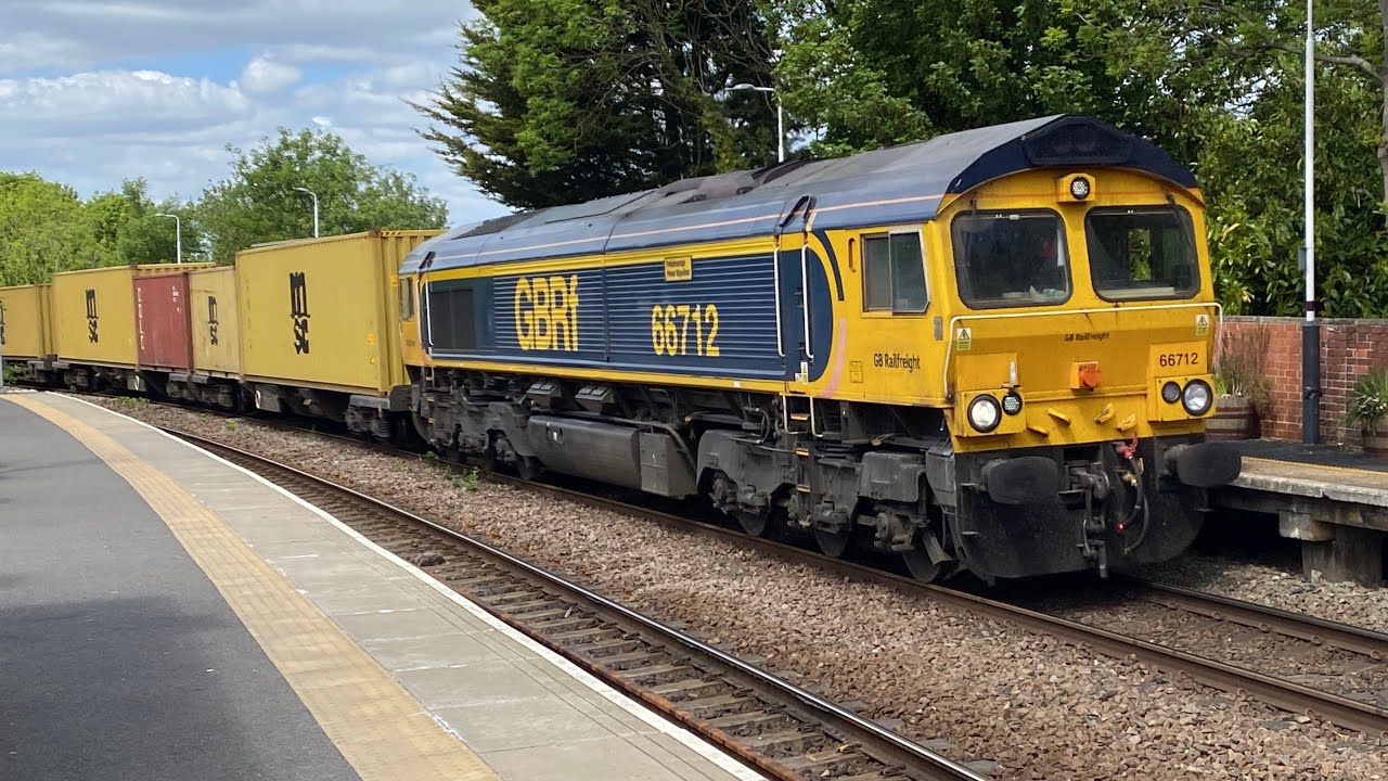 With a friendly toot! “Peterborough power signalbox” 66712 4L11 & 59 ...
