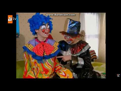 Selena ve kızlar palyaço oluyor.