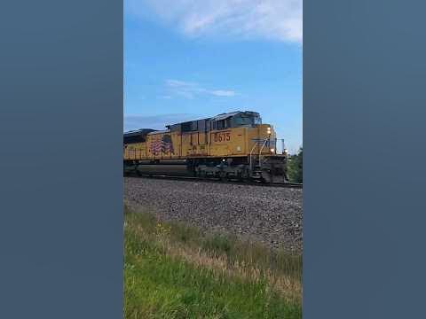 UP 8675 Leads the MNYPU!! - YouTube
