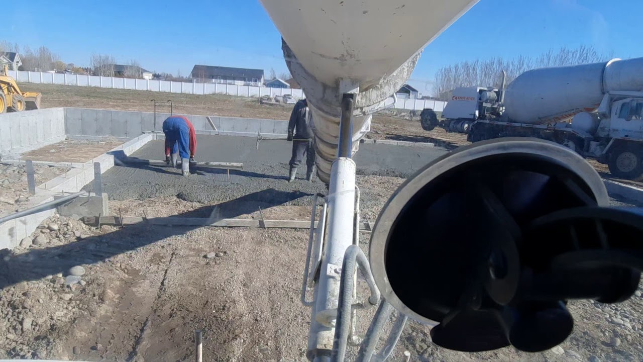 Pouring concrete front discharge Oshkosh - YouTube