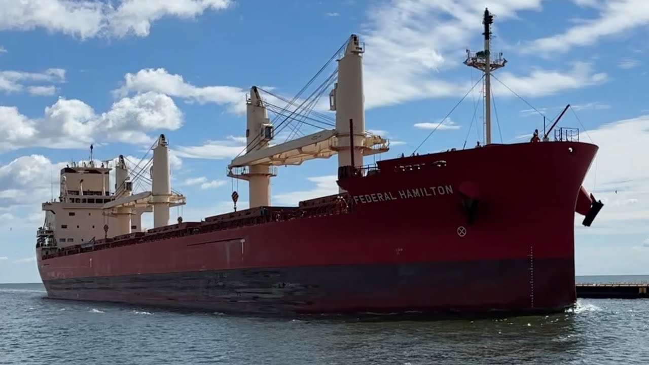 Bulk Carrier Federal Hamilton 🇲🇭 Sailing into the Hamilton Harbour ...